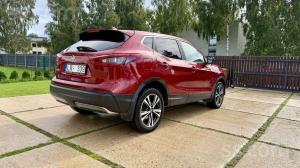 Red Nissan Qashqai 2018 in Riga, with an engine capacity of 1.20 L and mileage of 92 thousand km for 12300 €, photo  on AUTOMOTO.COM.LV