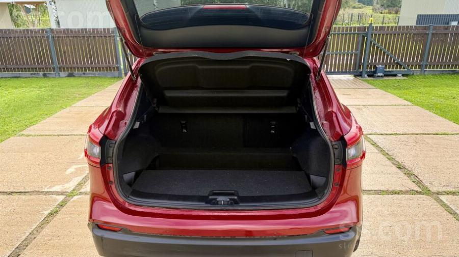 Red Nissan Qashqai 2018 in Riga, with an engine capacity of 1.20 L and mileage of 92 thousand km for 12300 €, photo 8 on AUTOMOTO.COM.LV