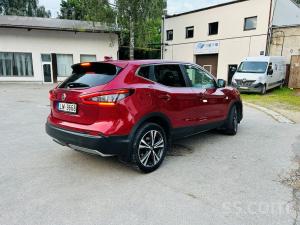 Red Nissan Qashqai 2018 in Riga, with an engine capacity of 1.20 L and mileage of 155 thousand km for 12999 €, photo 4 on AUTOMOTO.COM.LV