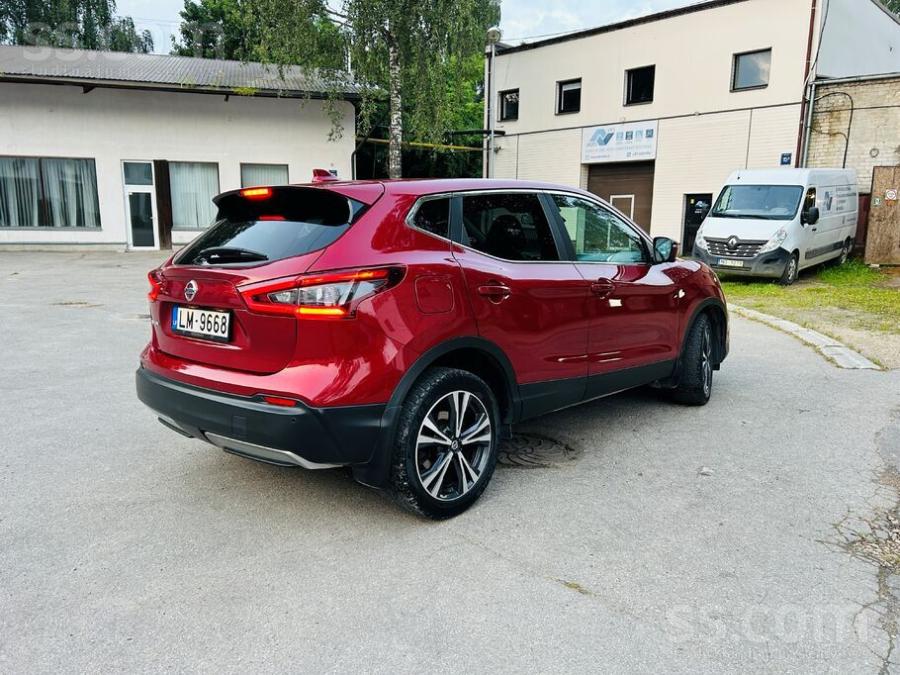 Red Nissan Qashqai 2018 in Riga, with an engine capacity of 1.20 L and mileage of 155 thousand km for 12999 €, photo 4 on AUTOMOTO.COM.LV