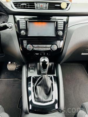 Red Nissan Qashqai 2018 in Riga, with an engine capacity of 1.20 L and mileage of 155 thousand km for 12999 €, photo 7 on AUTOMOTO.COM.LV