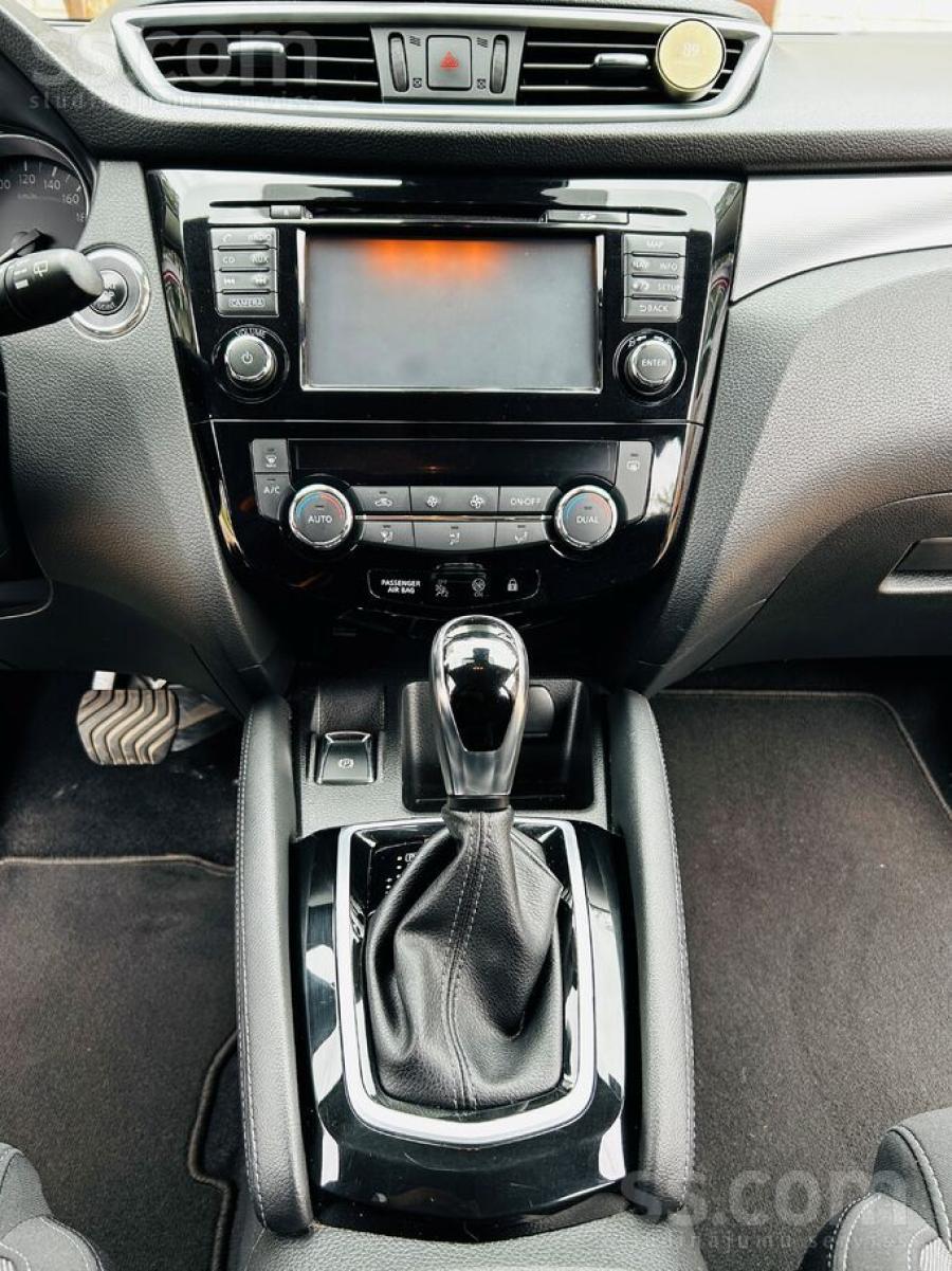 Red Nissan Qashqai 2018 in Riga, with an engine capacity of 1.20 L and mileage of 155 thousand km for 12999 €, photo 7 on AUTOMOTO.COM.LV