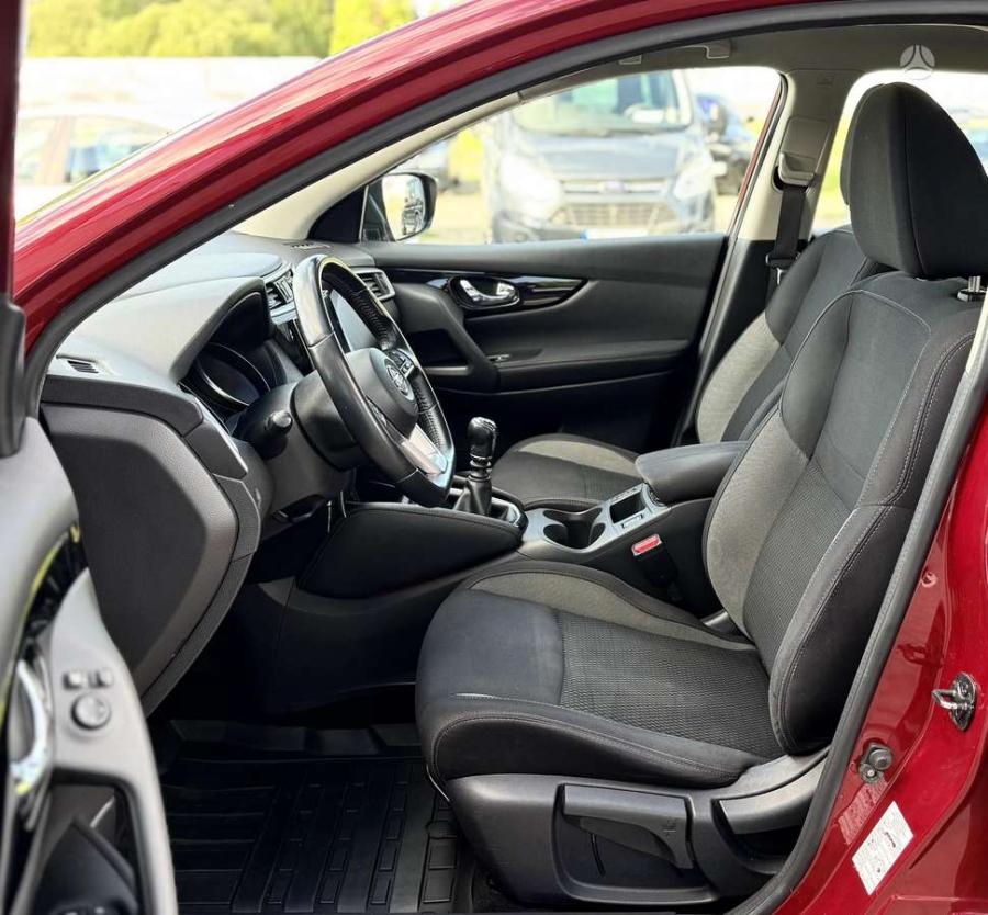 Red Nissan Qashqai 2018 in Radviliskis, with an engine capacity of 1.20 L and mileage of 210 thousand km for 9950 €, photo 20 on AUTOMOTO.COM.LV