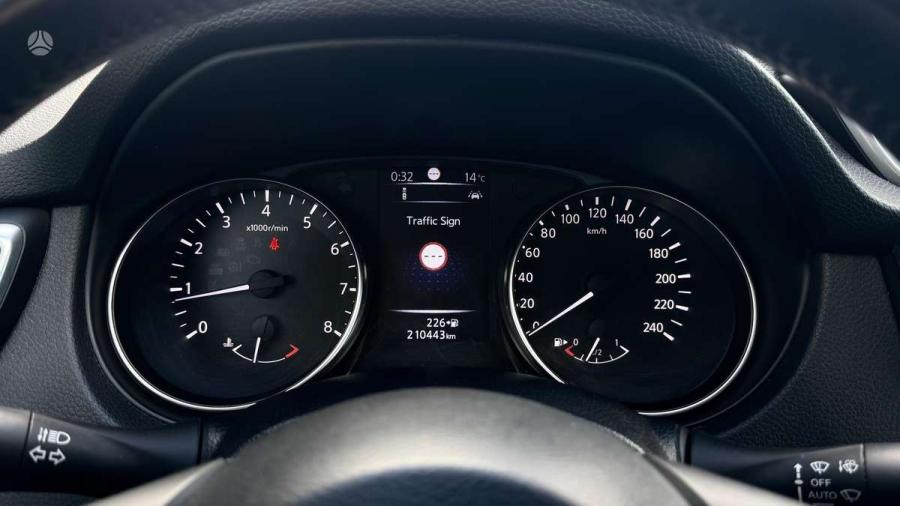 Red Nissan Qashqai 2018 in Radviliskis, with an engine capacity of 1.20 L and mileage of 210 thousand km for 9950 €, photo 21 on AUTOMOTO.COM.LV