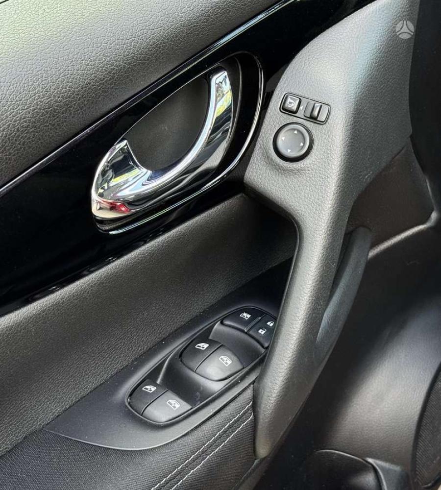 Red Nissan Qashqai 2018 in Radviliskis, with an engine capacity of 1.20 L and mileage of 210 thousand km for 9950 €, photo 26 on AUTOMOTO.COM.LV