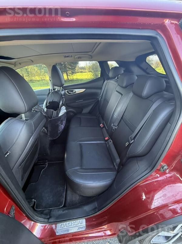 Red Nissan Qashqai 2018 in Riga, with an engine capacity of 1.20 L and mileage of 120 thousand km for 9750 €, photo 3 on AUTOMOTO.COM.LV