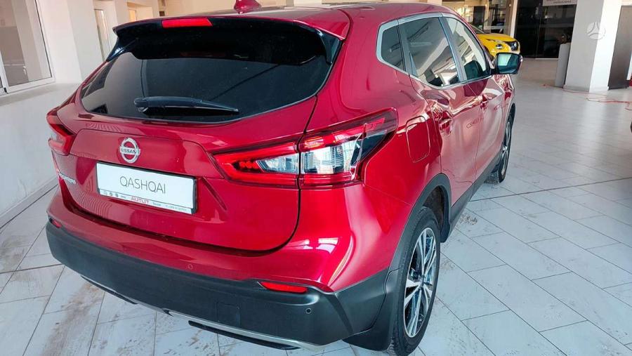 Red Nissan Qashqai 2019 in Siauliai, with an engine capacity of 1.33 L and mileage of 71 thousand km for 15400 €, photo 4 on AUTOMOTO.COM.LV