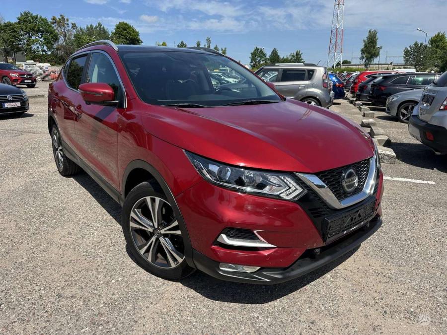 Red Nissan Qashqai 2019 in Alytus, with an engine capacity of 1.46 L and mileage of 250 thousand km for 10900 €, photo 3 on AUTOMOTO.COM.LV