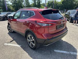 Red Nissan Qashqai 2019 in Alytus, with an engine capacity of 1.46 L and mileage of 250 thousand km for 10900 €, photo 5 on AUTOMOTO.COM.LV
