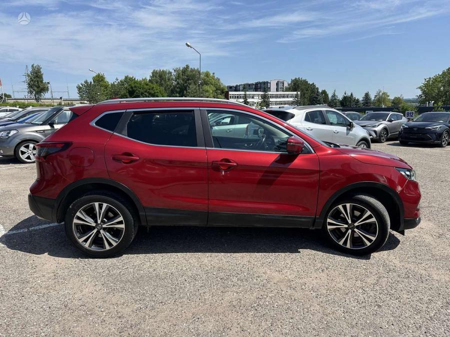 Red Nissan Qashqai 2019 in Alytus, with an engine capacity of 1.46 L and mileage of 250 thousand km for 10900 €, photo 6 on AUTOMOTO.COM.LV