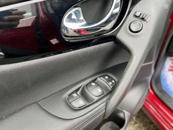 Red Nissan Qashqai 2019 in Vilnius, with an engine capacity of 1.33 L and mileage of 143 thousand km for 6800 €, photo 9 on AUTOMOTO.COM.LV