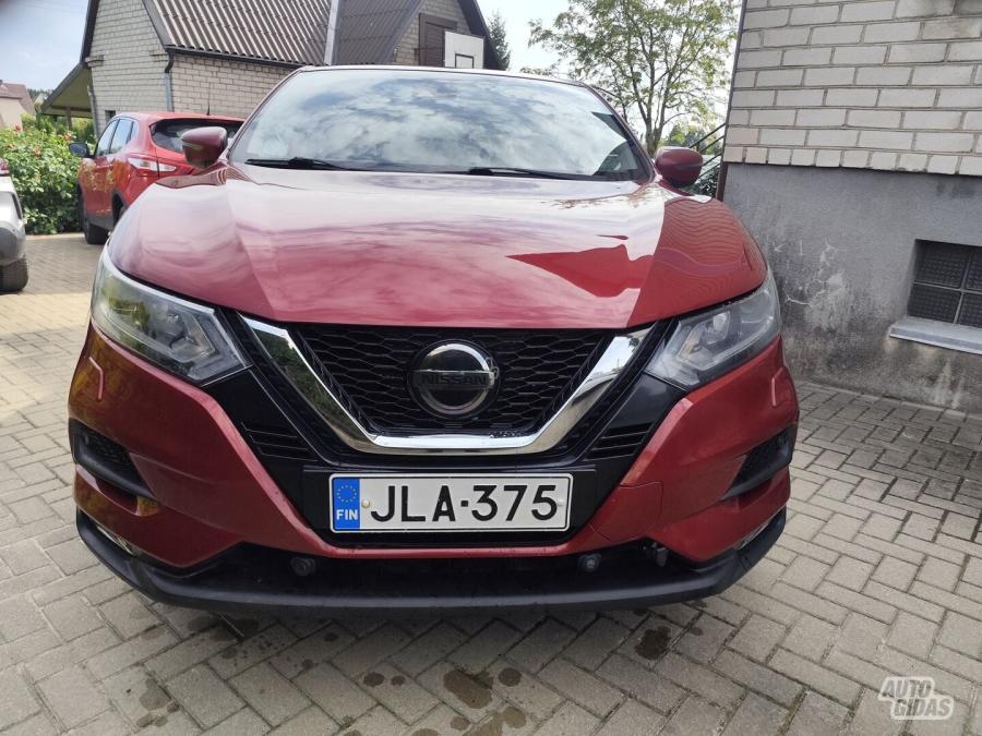 Red Nissan Qashqai 2019 in Telschi, with an engine capacity of 1.30 L and mileage of 143 thousand km for 9400 €, photo 3 on AUTOMOTO.COM.LV