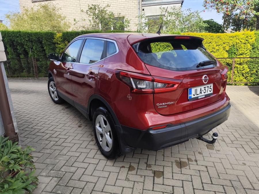 Red Nissan Qashqai 2019 in Telschi, with an engine capacity of 1.30 L and mileage of 143 thousand km for 9400 €, photo 8 on AUTOMOTO.COM.LV
