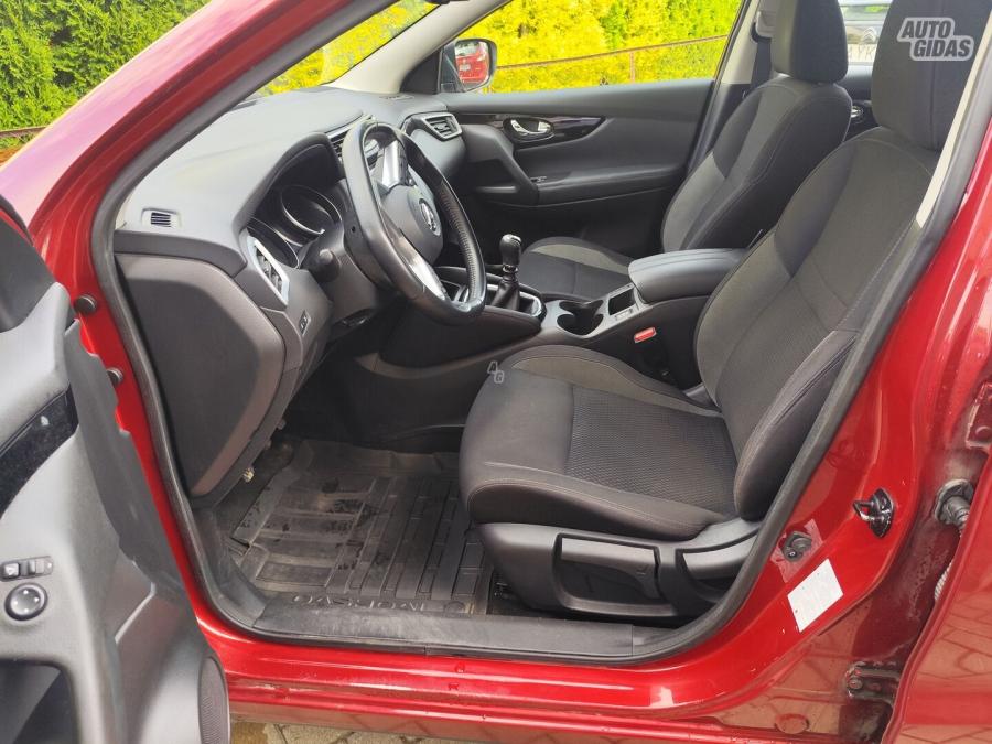 Red Nissan Qashqai 2019 in Telschi, with an engine capacity of 1.30 L and mileage of 143 thousand km for 9400 €, photo 10 on AUTOMOTO.COM.LV
