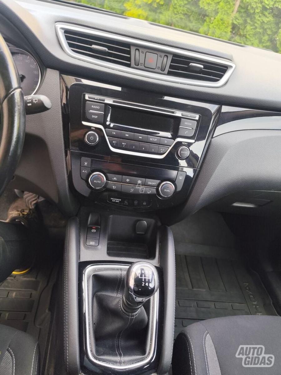 Red Nissan Qashqai 2019 in Telschi, with an engine capacity of 1.30 L and mileage of 143 thousand km for 9400 €, photo 12 on AUTOMOTO.COM.LV