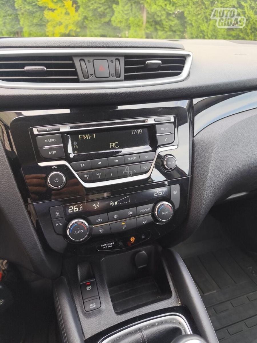 Red Nissan Qashqai 2019 in Telschi, with an engine capacity of 1.30 L and mileage of 143 thousand km for 9400 €, photo 15 on AUTOMOTO.COM.LV
