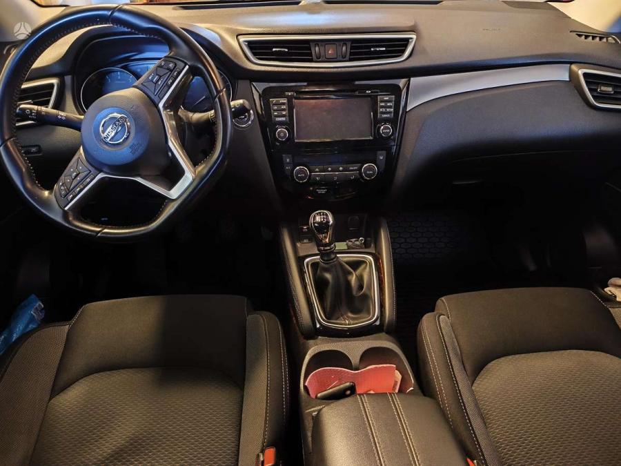 Red Nissan Qashqai 2019 in Panevezys, with an engine capacity of 1.33 L and mileage of 113 thousand km for 13650 €, photo 10 on AUTOMOTO.COM.LV