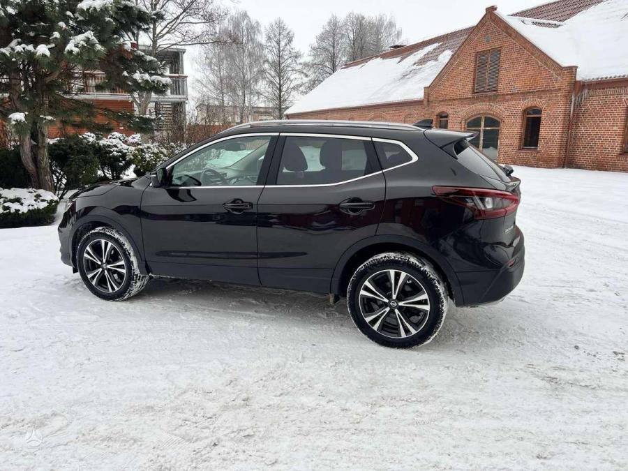 Red Nissan Qashqai 2020 in Marijampole, with an engine capacity of 1.33 L and mileage of 157 thousand km for 12400 €, photo 3 on AUTOMOTO.COM.LV