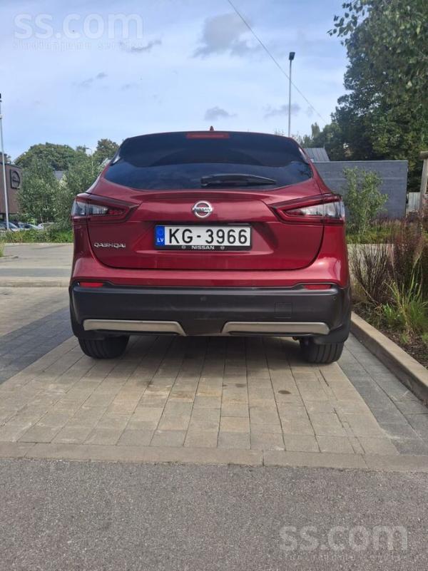Red Nissan Qashqai 2020 in Riga, with an engine capacity of 1.30 L and mileage of 80 thousand km for 14300 €, photo 3 on AUTOMOTO.COM.LV