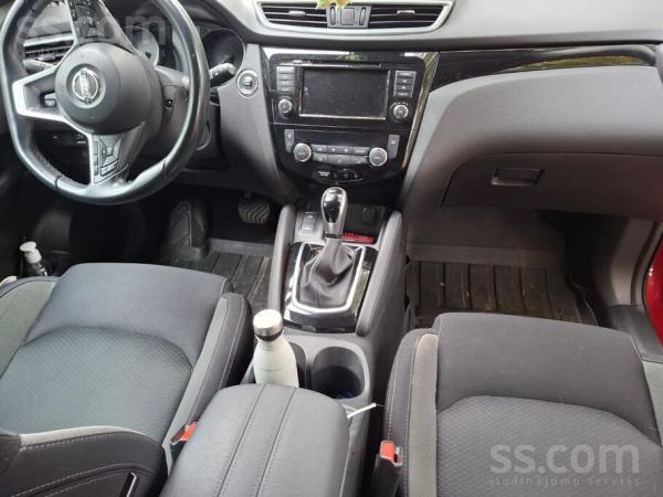 Red Nissan Qashqai 2020 in Riga, with an engine capacity of 1.30 L and mileage of 80 thousand km for 14300 €, photo 6 on AUTOMOTO.COM.LV