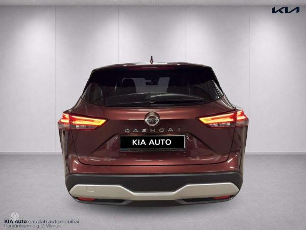 Red Nissan Qashqai 2022 in Vilnius, with an engine capacity of 1.33 L and mileage of 62 thousand km for 21900 €, photo 4 on AUTOMOTO.COM.LV