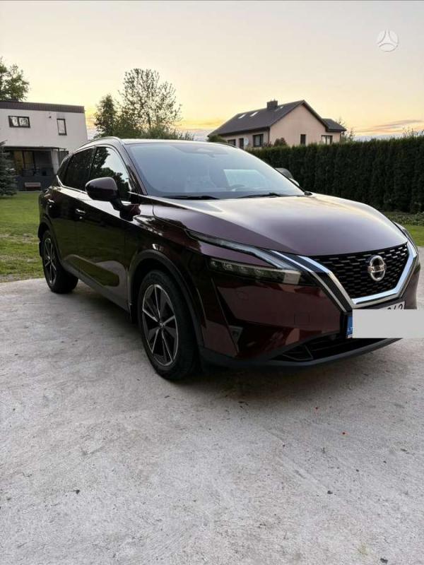 Red Nissan Qashqai 2022 in Vilnius, with an engine capacity of 1.33 L and mileage of 50 thousand km for 22000 €, photo 1 on AUTOMOTO.COM.LV