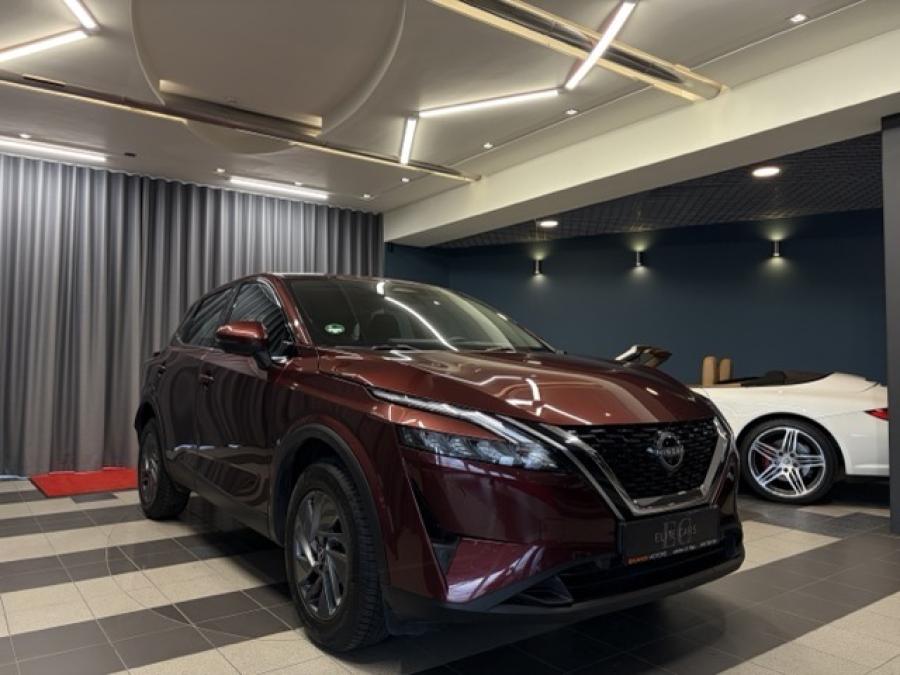 Red Nissan Qashqai 2024 in Riga, with an engine capacity of 1.30 L and mileage of 35 thousand km for 19950 €, photo 1 on AUTOMOTO.COM.LV
