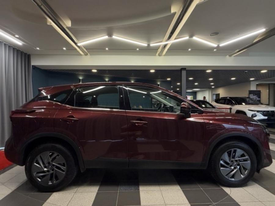 Red Nissan Qashqai 2024 in Riga, with an engine capacity of 1.30 L and mileage of 35 thousand km for 19950 €, photo 3 on AUTOMOTO.COM.LV