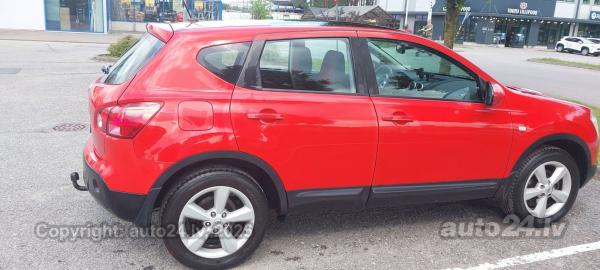 Red Nissan Qashqai 2007 in Parnu, with an engine capacity of 1.60 L and mileage of 184 thousand km for 4000 €, photo 4 on AUTOMOTO.COM.LV