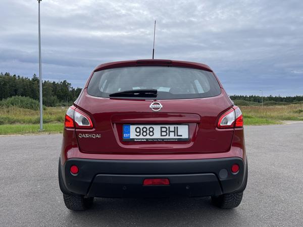 Nissan Qashqai 2012 in Tallinn on AUTOMOTO.COM.LV Red Nissan Qashqai 2012 in Tallinn, with an engine capacity of 2.00 L and mileage of 131 thousand km for 5999 €, photo 7 on AUTOMOTO.COM.LV