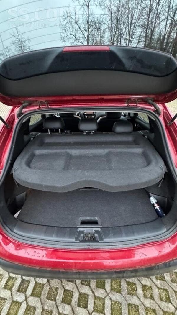 Red Nissan Qashqai 2015 in Riga, with an engine capacity of 1.20 L and mileage of 140 thousand km for 5900 €, photo 2 on AUTOMOTO.COM.LV