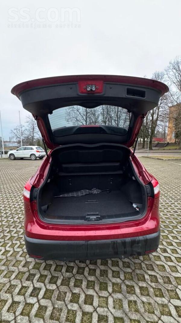 Red Nissan Qashqai 2015 in Riga, with an engine capacity of 1.20 L and mileage of 140 thousand km for 5900 €, photo 4 on AUTOMOTO.COM.LV
