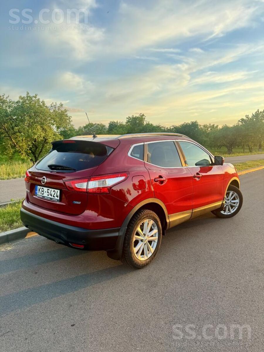 Red Nissan Qashqai 2015 in Riga, with an engine capacity of 1.50 L and mileage of 153 thousand km for 8200 €, photo 3 on AUTOMOTO.COM.LV