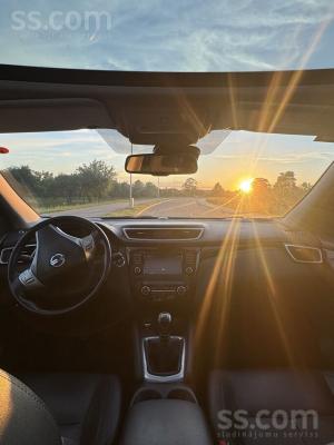 Red Nissan Qashqai 2015 in Riga, with an engine capacity of 1.50 L and mileage of 153 thousand km for 8200 €, photo 10 on AUTOMOTO.COM.LV