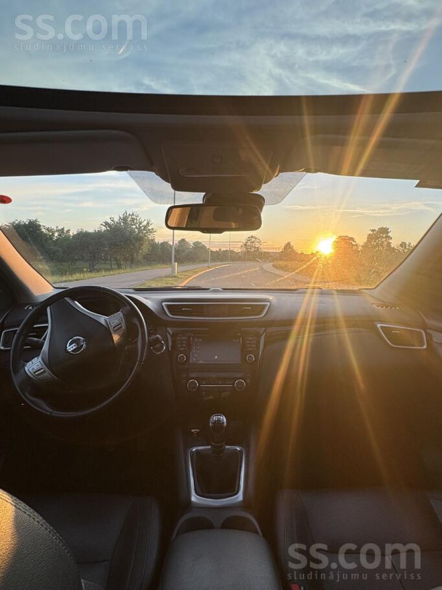 Red Nissan Qashqai 2015 in Riga, with an engine capacity of 1.50 L and mileage of 153 thousand km for 8200 €, photo 10 on AUTOMOTO.COM.LV