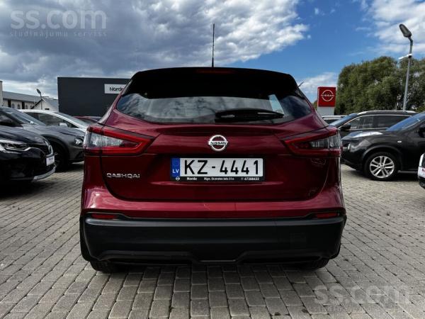 Red Nissan Qashqai 2017 in Riga, with an engine capacity of 1.20 L and mileage of 147 thousand km for 7895 €, photo 4 on AUTOMOTO.COM.LV