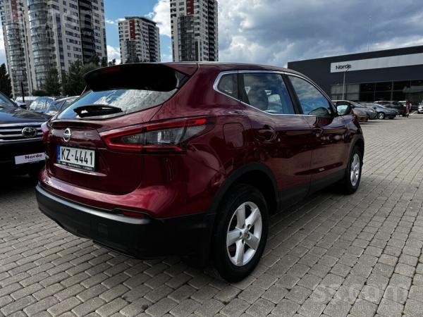 Red Nissan Qashqai 2017 in Riga, with an engine capacity of 1.20 L and mileage of 147 thousand km for 7895 €, photo 5 on AUTOMOTO.COM.LV