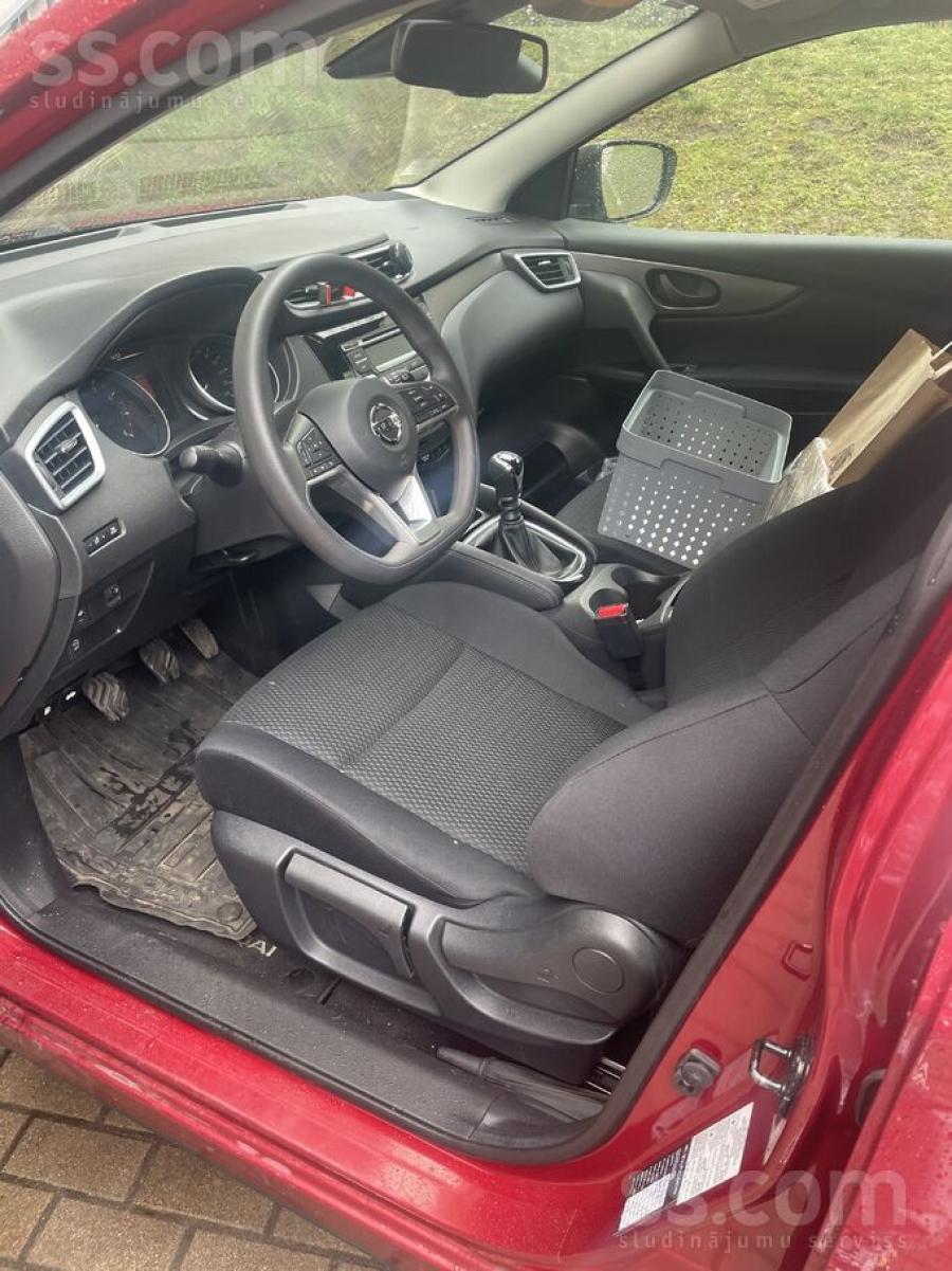 Red Nissan Qashqai 2018 in Riga, with an engine capacity of 1.20 L and mileage of 96 thousand km for 12500 €, photo 6 on AUTOMOTO.COM.LV