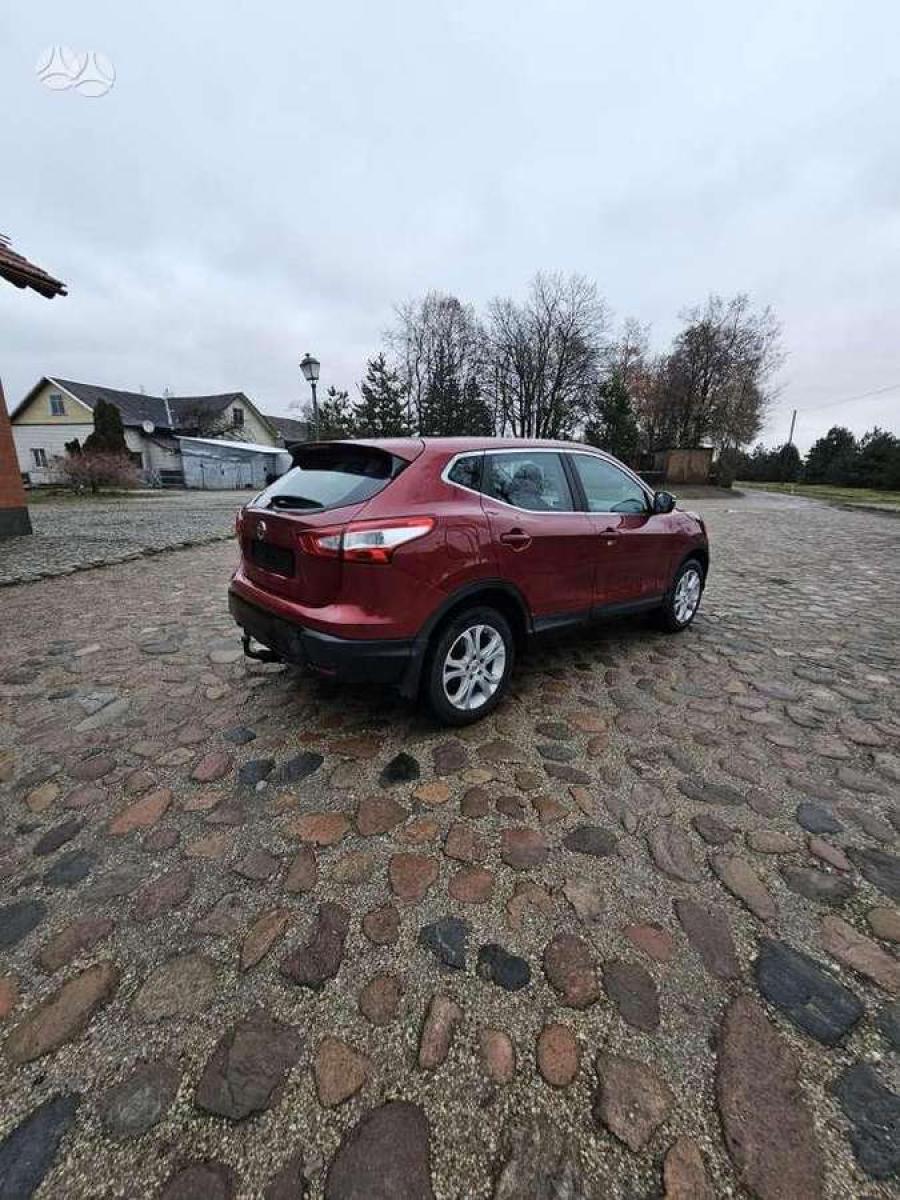 Red Nissan Qashqai 2014 in Panevezys, with an engine capacity of 1.20 L and mileage of 150 thousand km for 7150 €, photo 1 on AUTOMOTO.COM.LV