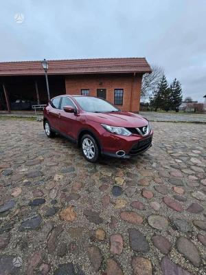Red Nissan Qashqai 2014 in Panevezys, with an engine capacity of 1.20 L and mileage of 150 thousand km for 7150 €, photo 2 on AUTOMOTO.COM.LV
