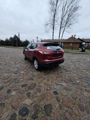 Red Nissan Qashqai 2014 in Panevezys, with an engine capacity of 1.20 L and mileage of 150 thousand km for 7150 €, photo 3 on AUTOMOTO.COM.LV