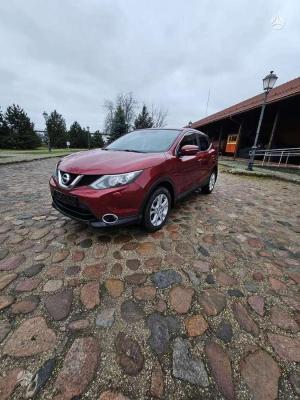 Red Nissan Qashqai 2014 in Panevezys, with an engine capacity of 1.20 L and mileage of 150 thousand km for 7150 €, photo 4 on AUTOMOTO.COM.LV