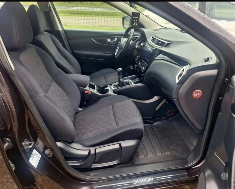 Red Nissan Qashqai 2014 in Radviliskis, with an engine capacity of 1.50 L and mileage of 259 thousand km for 7650 €, photo 17 on AUTOMOTO.COM.LV