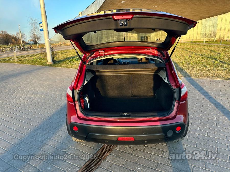 Red Nissan Qashqai 2011 in Tartu, with an engine capacity of 2.00 L and mileage of 322 thousand km for 4400 €, photo 7 on AUTOMOTO.COM.LV