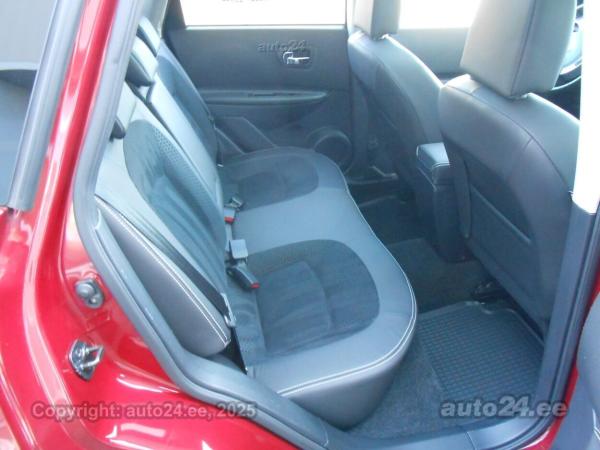 Red Nissan Qashqai 2013 in Viljandi, with an engine capacity of 1.60 L and mileage of 231 thousand km for 7990 €, photo 11 on AUTOMOTO.COM.LV