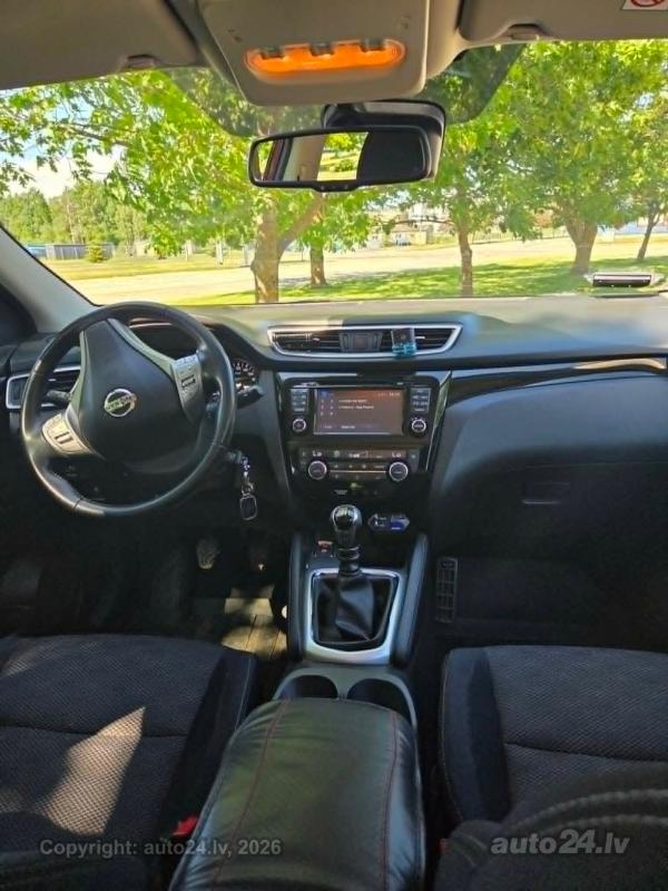 Red Nissan Qashqai 2016 in Viljandi, with an engine capacity of 1.20 L and mileage of 240 thousand km for 5500 €, photo 9 on AUTOMOTO.COM.LV