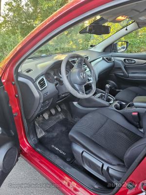Red Nissan Qashqai 2019 in Tallinn, with an engine capacity of 1.30 L and mileage of 139 thousand km for 11500 €, photo 8 on AUTOMOTO.COM.LV