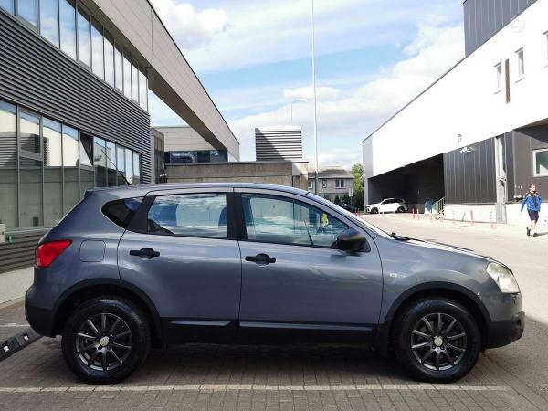 Violet Nissan Qashqai 2007 in Vilnius, with an engine capacity of 1.60 L and mileage of 386 thousand km for 1950 €, photo 7 on AUTOMOTO.COM.LV