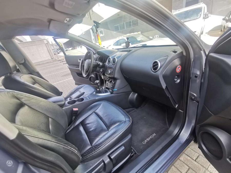 Violet Nissan Qashqai 2007 in Vilnius, with an engine capacity of 1.60 L and mileage of 386 thousand km for 1950 €, photo 21 on AUTOMOTO.COM.LV
