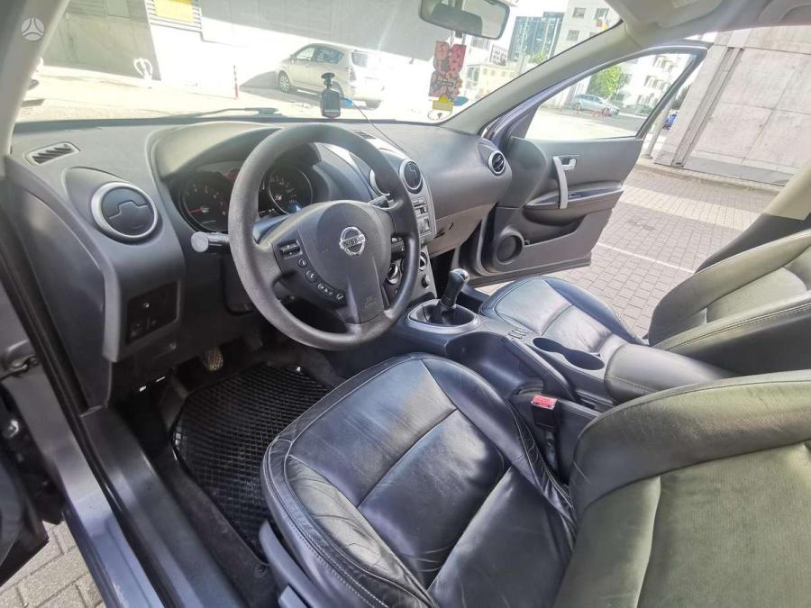 Violet Nissan Qashqai 2007 in Vilnius, with an engine capacity of 1.60 L and mileage of 386 thousand km for 1950 €, photo 27 on AUTOMOTO.COM.LV